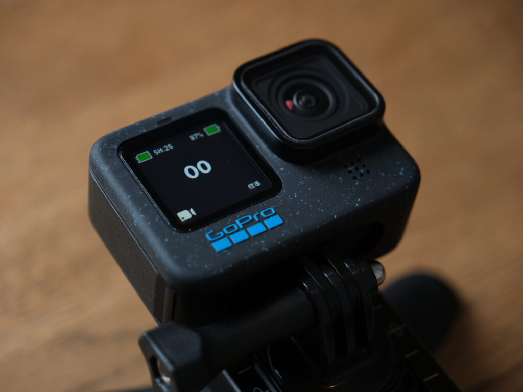 【GoPro12の使い方】GoPro12の設定方法を初心者向けに詳しく解説！あると便利なアクセサリーもご紹介！
